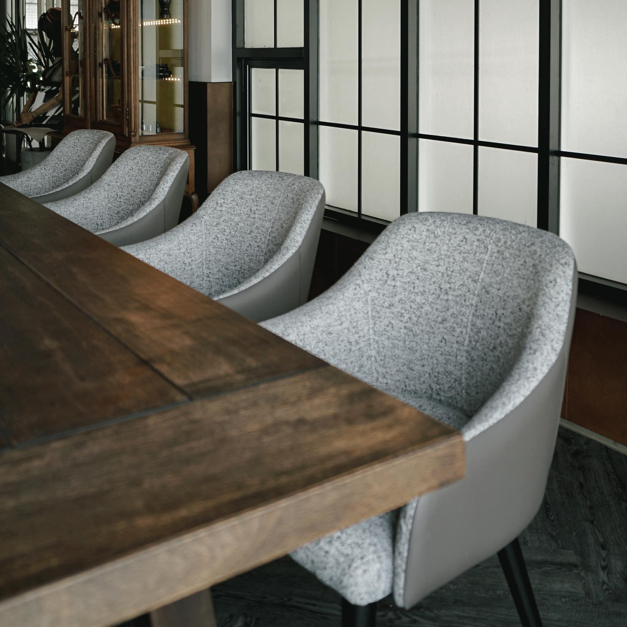 “Mirage” งาน craft dining chair ที่ high-end private residences เลือก ...
